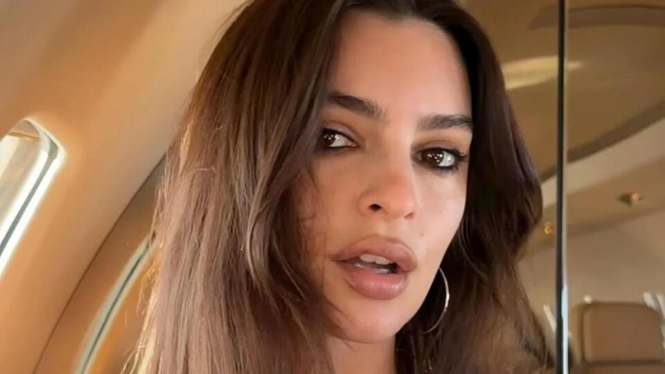Emily Ratajkowski Slammed as a ’Hypocrite’ for Posing in Private Jet ...
