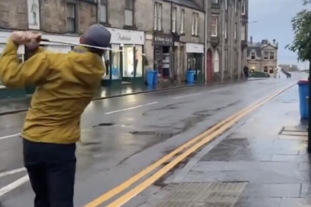 Golfer hits incredible recovery shot into St. Andrews’ 18th green ...
