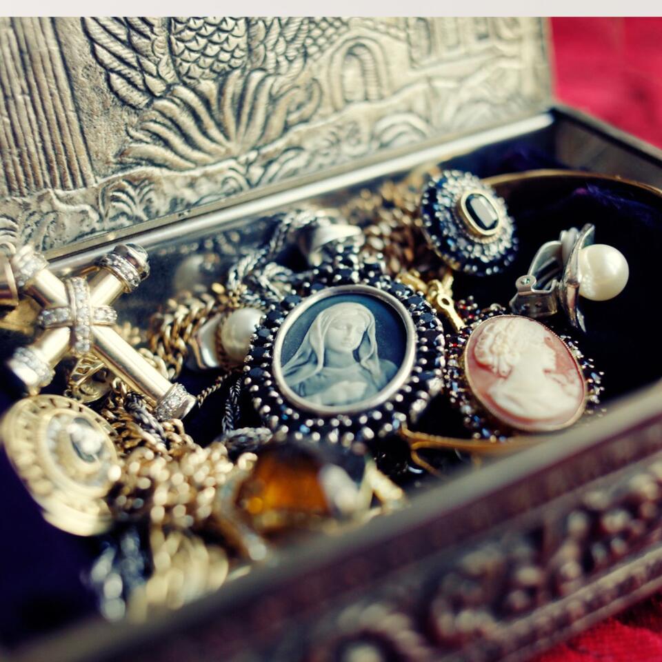 Before You Clean Out Grandma’s Jewelry Box, Know That Some Pieces Could ...