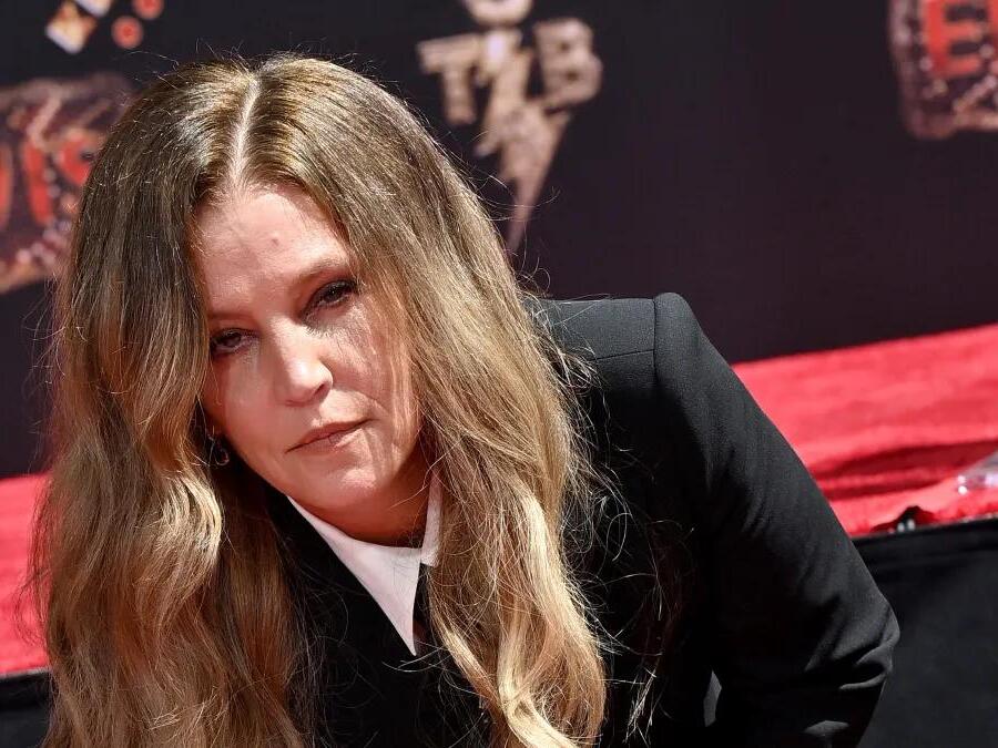 Lisa Marie Presleys Memoir Explains Why She Kept Her Sons Body In Her