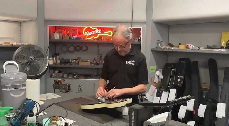 Lakeland's Joe Gavin fixes guitars and donates them to Dominican young ...