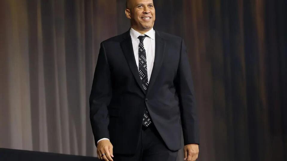 NJ Sen. Cory Booker announces engagement to girlfriend Alex Lewis ...
