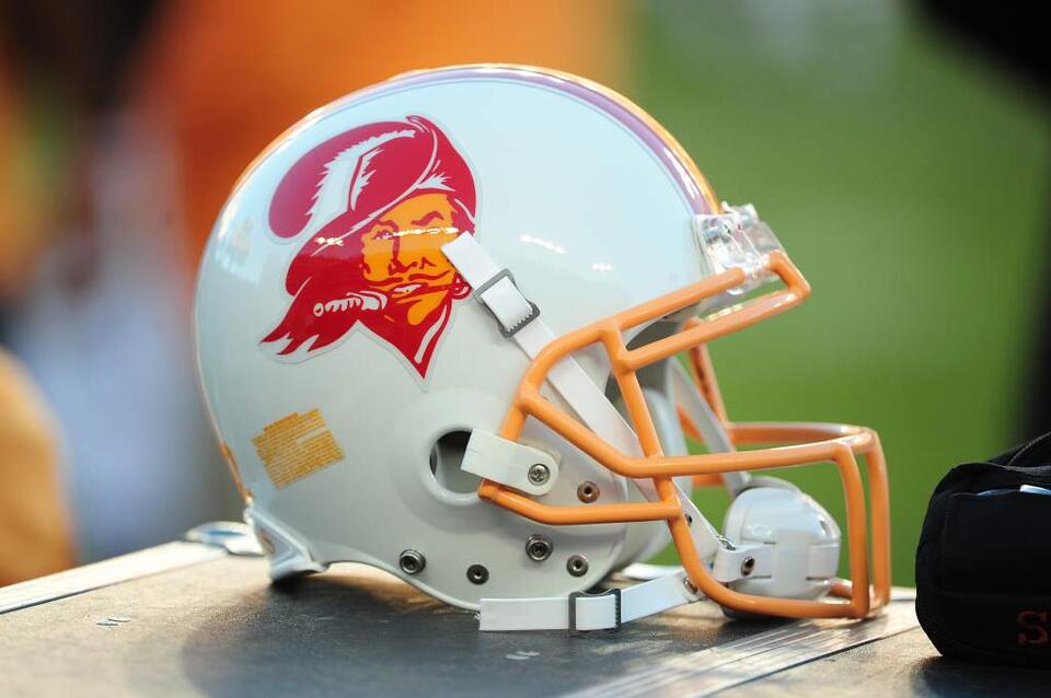 Ranking All 32 NFL Helmets From Worst To Best - NewsBreak