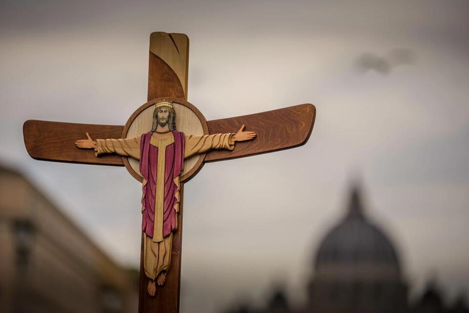 Did Dallas church cross catch fire during mass? Viral video debunked ...