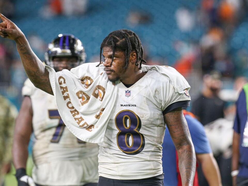 NFL fans frustrated by a referee accidentally tripping Lamar Jackson in ...