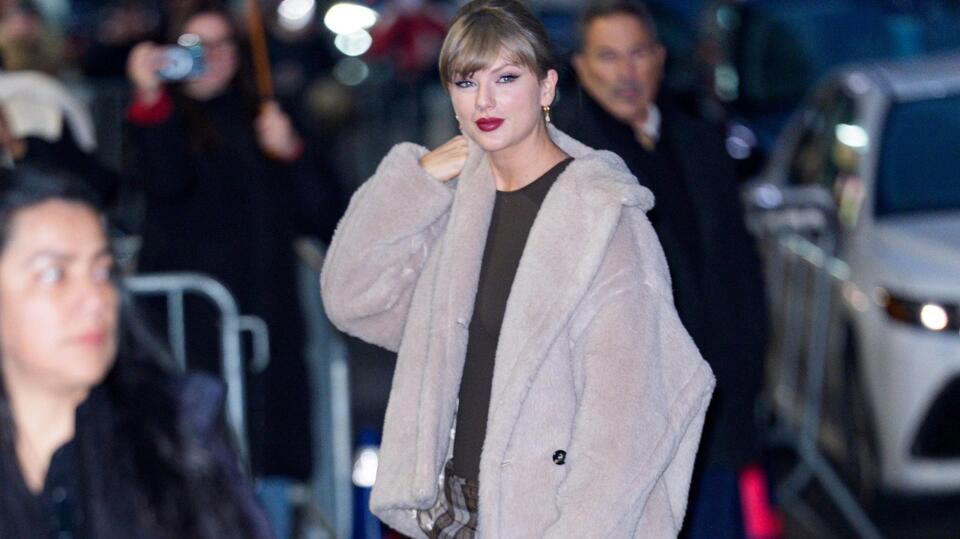 Taylor Swift Can't Stop Wearing Plaid Mini Skirts - Copy the Look ...