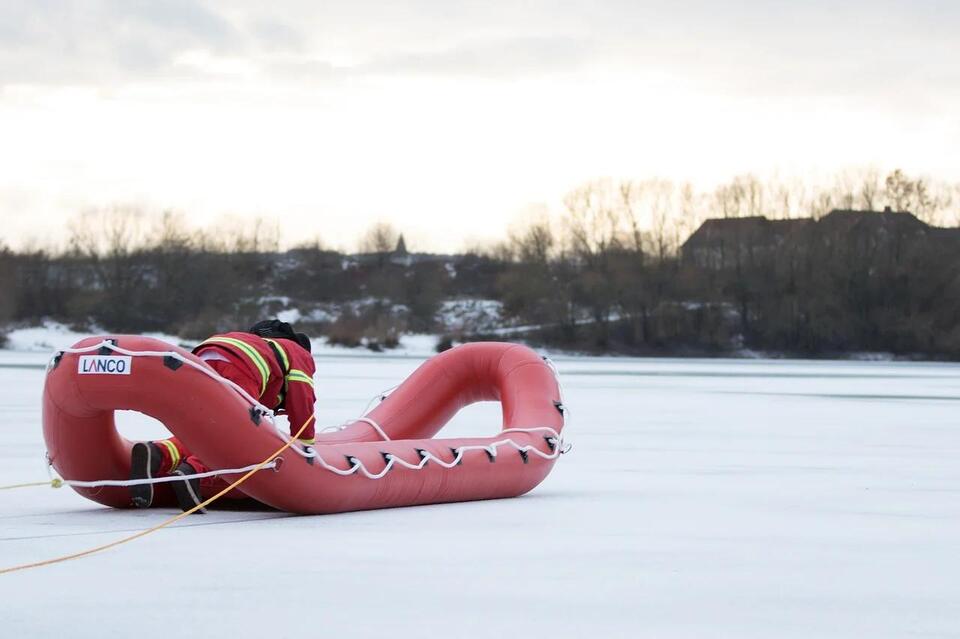 JUST IN: Deputy rescues two people after they fall through ice on Lake ...