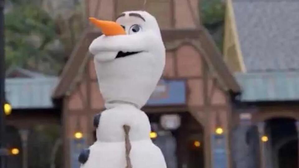 Olaf 'dies' during Paris Disneyland debut â and it's just created a new ...