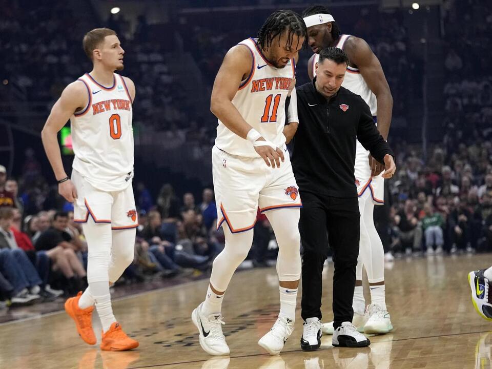 Knicks All-Star guard Jalen Brunson bruises left knee early in New York's 107-98 win over Cavaliers