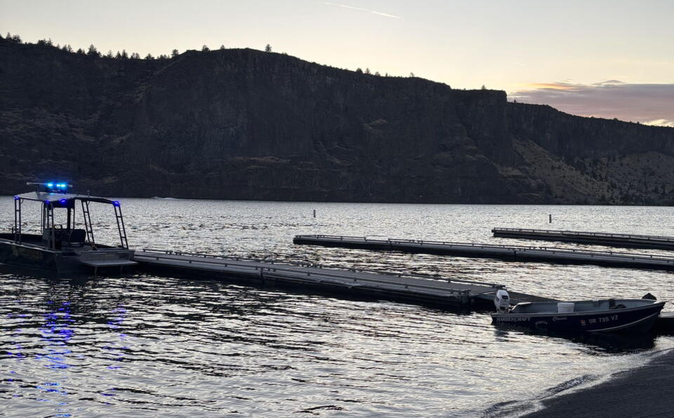 Prineville man dies at Lake Billy Chinook after trying to retrieve ...