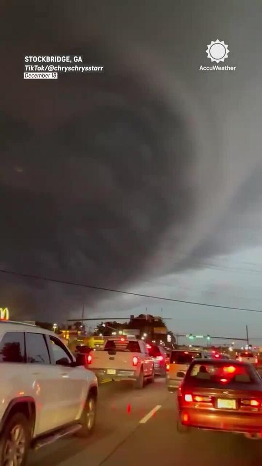 Eerie Skies Over Georgia! 🌩️A massive, dark shelf cloud was spotted ...