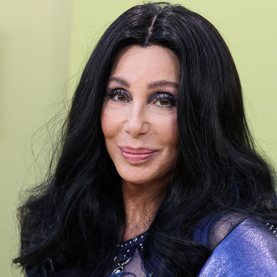 Cher Wears A Platinum Blonde Wig And Shocks Fans With Her Appearance At ...