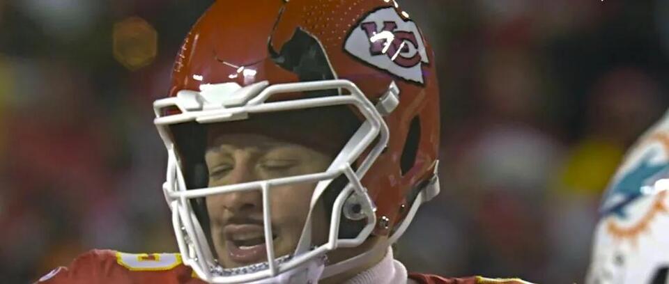 Patrick Mahomes’ Helmet Cracked On A Hit Against The Dolphins - NewsBreak