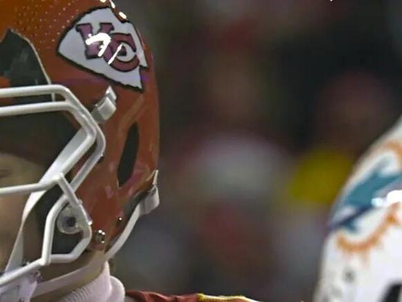 Patrick Mahomes’ Helmet Cracked On A Hit Against The Dolphins