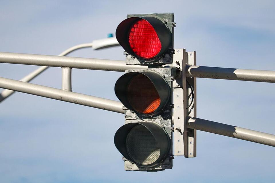 Difference Between ‘Stop Here on Red’ vs ‘No Right Turn on Red’ Signs ...