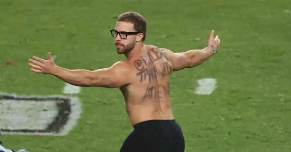 The “Super Bowl Streaker” Hilariously Interrupted the Big Game — What ...