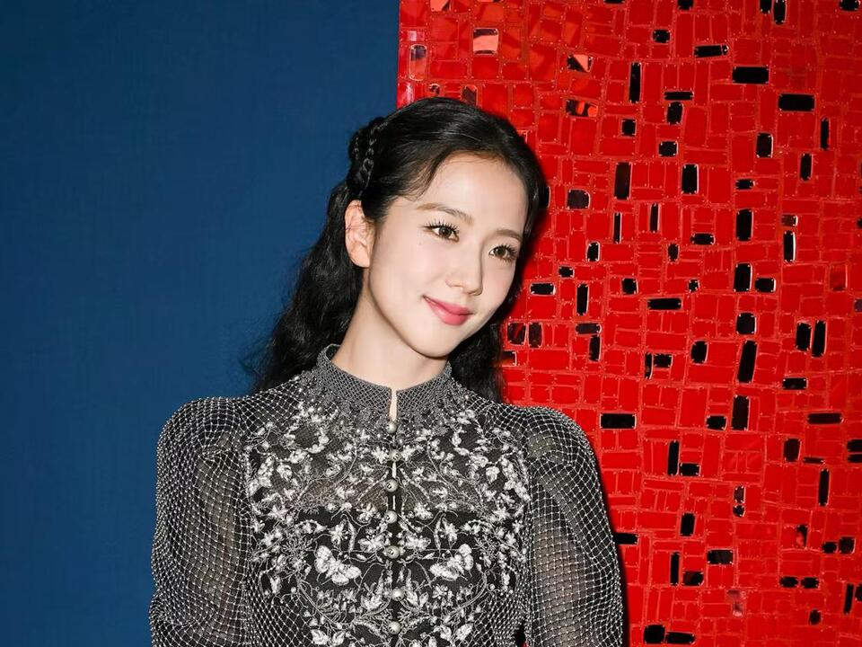 Jisoo Goes Full-On Medieval Princess For Dior Haute Couture