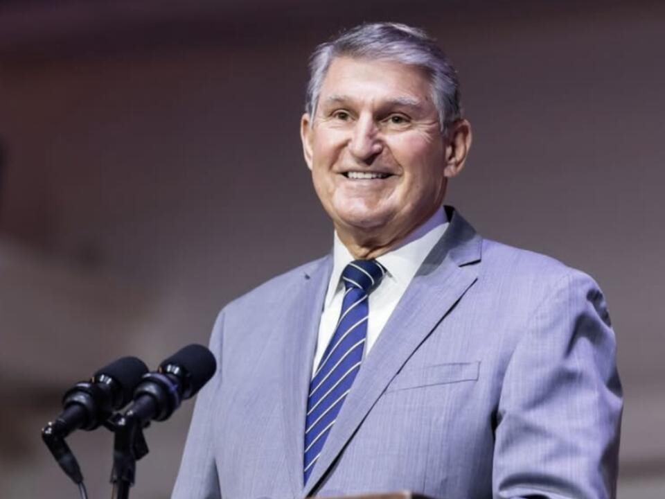Senator Joe Manchin speaks at ETBU’s largest fall commencement ceremony