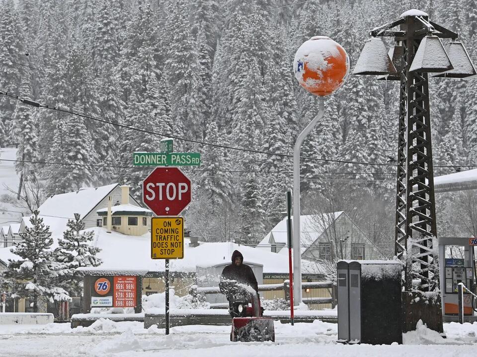 Monster blizzard is forecast to dump 10 feet of snow on mountains in ...