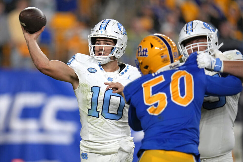 Drake Maye throws 296 yards, completes left-handed TD pass as No. 17 ...
