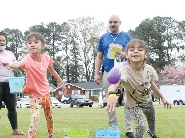 Egg Dash draws crowd of kids and parents