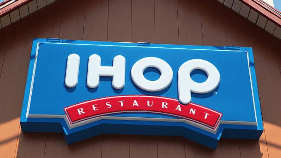 Fight inside IHOP restaurant ends with one woman arrested for allegedly ...