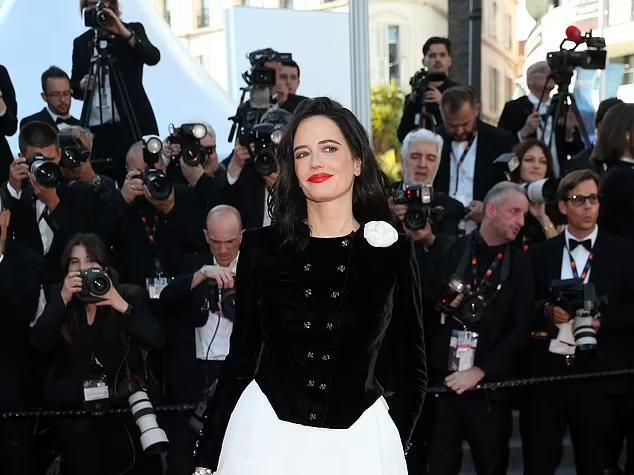 Eva Green cuts an elegant figure in Chanel as she makes a stunning ...
