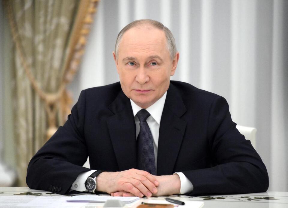 Putin Suddenly Gives Trump the Middle Finger on Ukraine Peace Talks ...