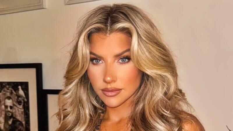 CBS Sideline Reporter Melanie Collins Broke The Internet While Showing ...