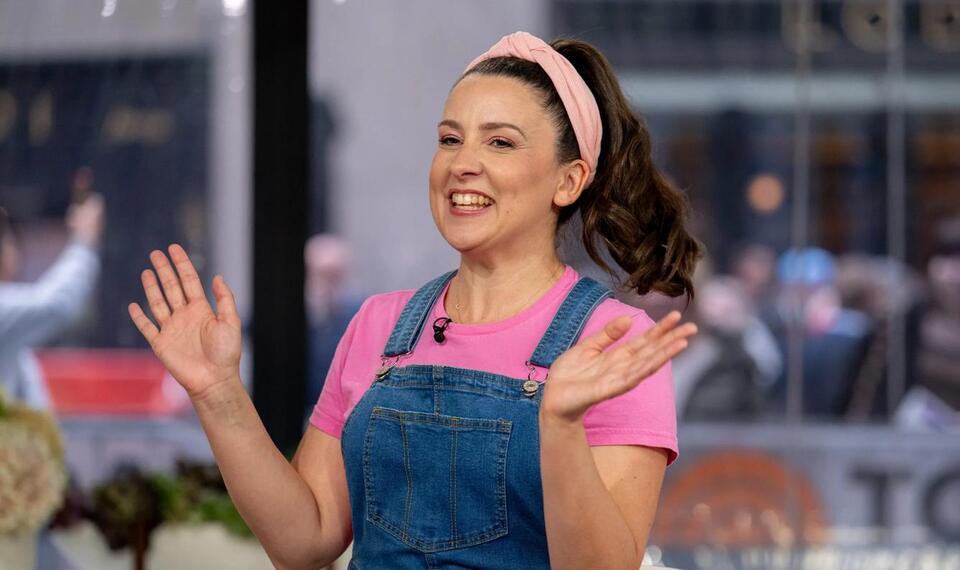 Congrats! YouTuber Ms. Rachel Shares First Photo After Welcoming Her ...