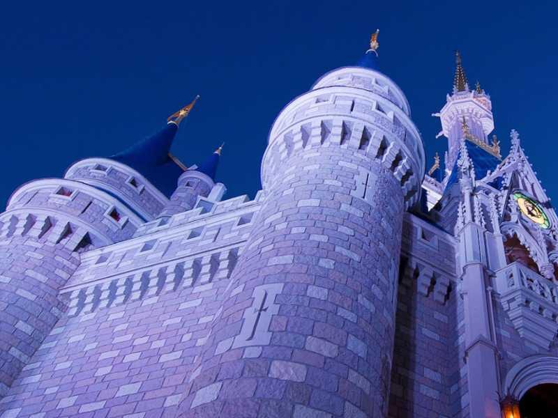 Break-in at Disney World Resort: Guests Robbed as Suspect Flees the Scene