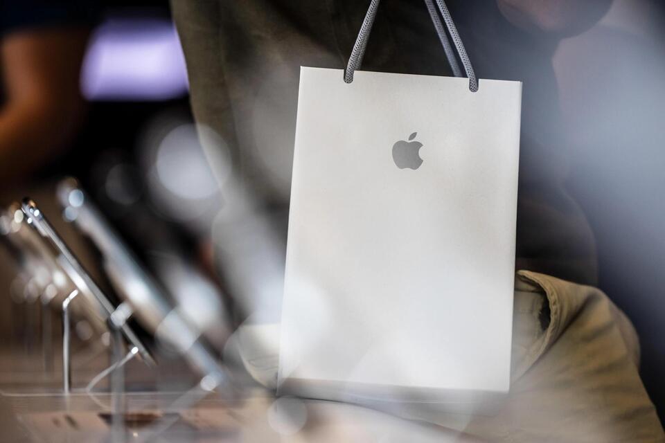Apple store opens in downtown Detroit - NewsBreak