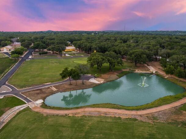 New Dallas Maverick Klay Thompson should totally buy this golf ranch to ...
