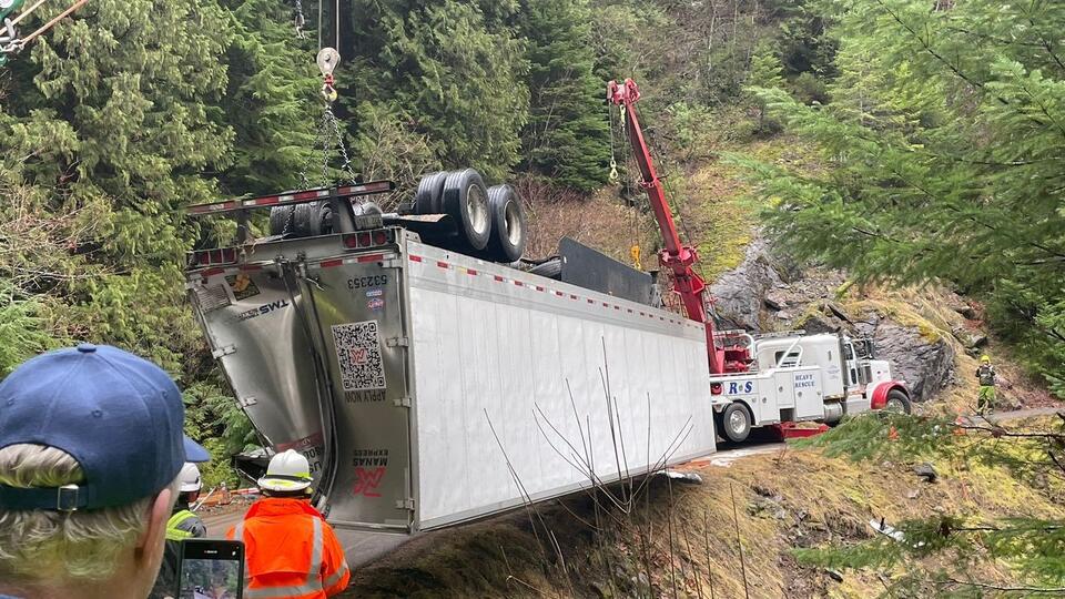 Quartzville Road reopens after overturned truck is removed from ...