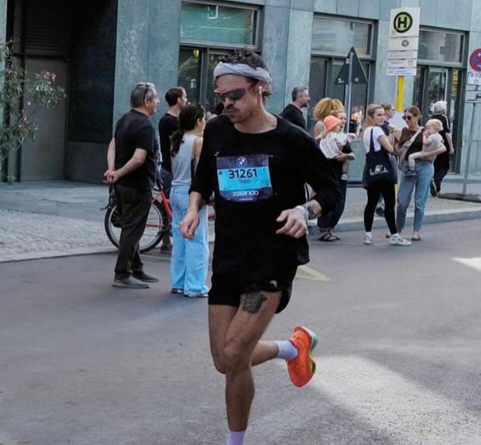 Harry Styles Ran The Berlin Marathon In Under Three Hours Under A Fake ...