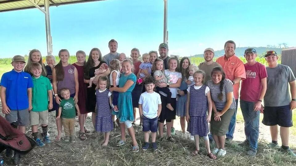 EXCLUSIVE: Creepy 'Singles' Wall Spotted Inside Duggar's Kitchen Leaves ...
