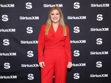Kelly Clarkson Bears Witness as Couple Gets Married at Her New Year’s ...