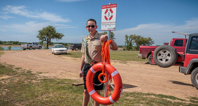 Matthew Wunsch installs safety posts at Hubbard Creek Lake as Eagle ...
