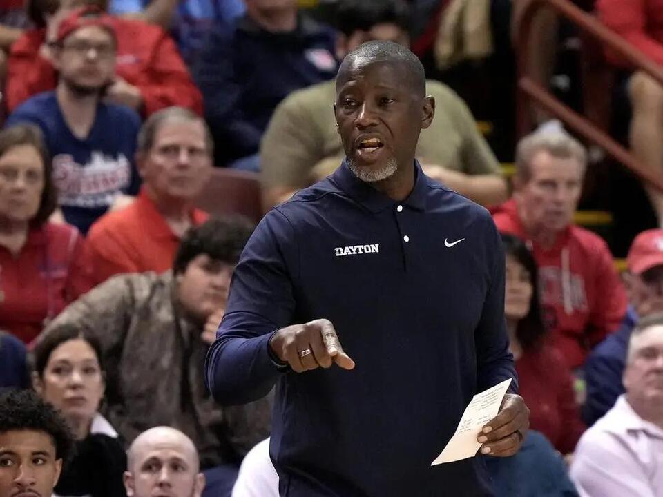 DaRon Holmes II carries Dayton past Cincinnati