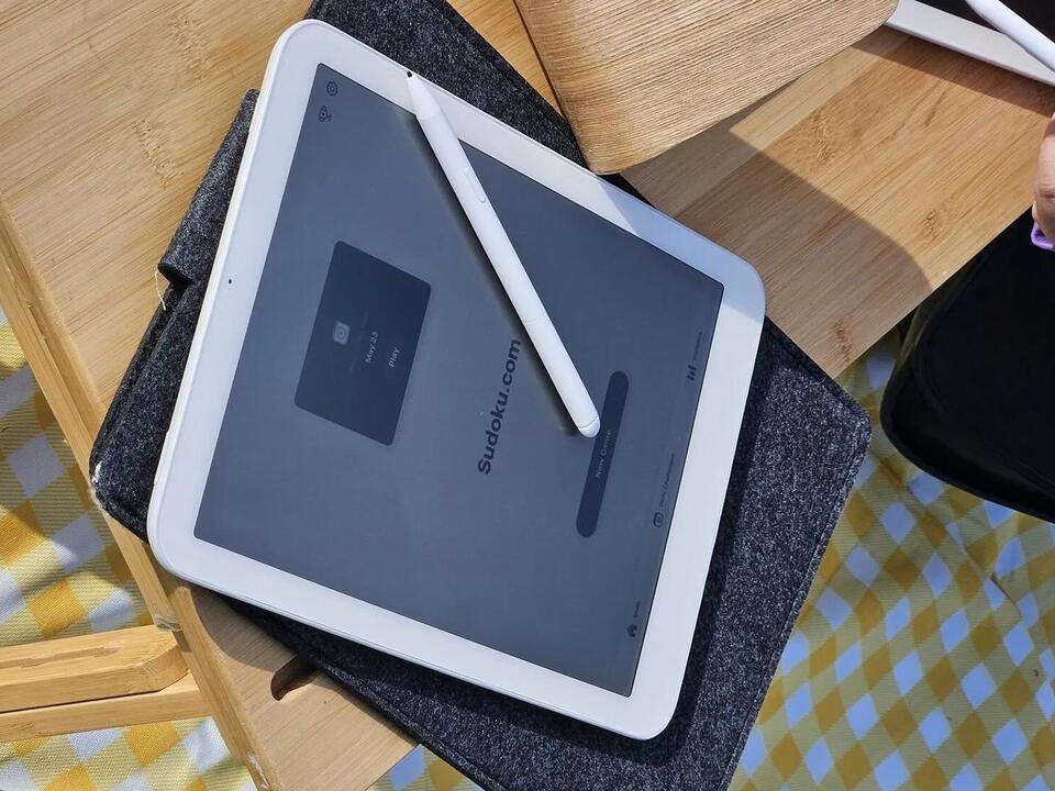 Hands-on look at the Daylight DC1, the tablet with a potentially game ...