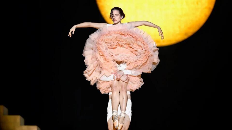 Rosalía’s “LUX Tour 2026” Is a Dramatic Five-Act Visual Spectacle ...