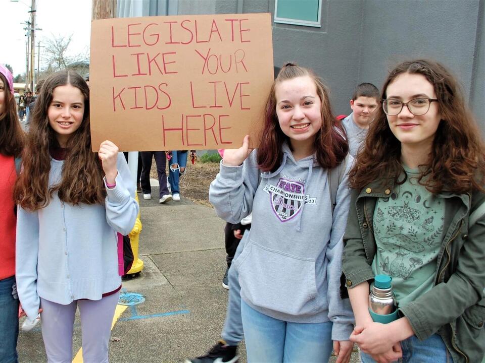 Hundreds of Milwaukie High School students protest federal inaction on ...