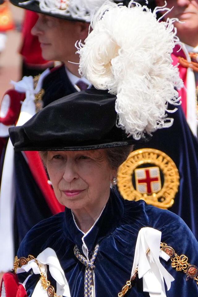 Even 74-Year-Old Princesses Are Wearing the Metallic Makeup Trend ...