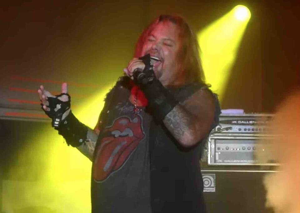 Motley Crue Beg Fans To Watch Vince Neil Video - NewsBreak