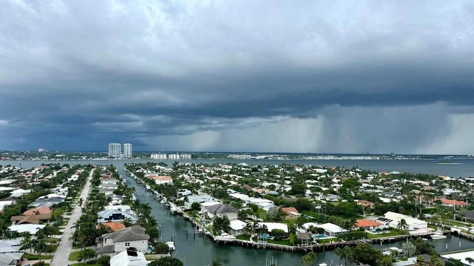 Tropical Rains Heighten Flood Risks in Florida - NewsBreak