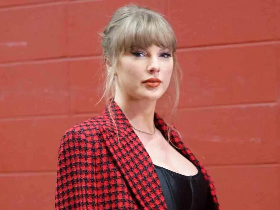 Taylor Swift politely corrects security guard while arriving at Chiefs game