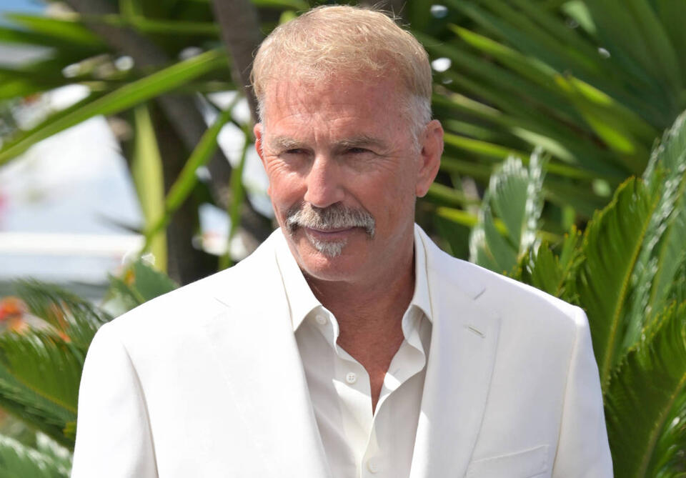 Kevin Costner Makes Rare Appearance With 15-Year-Old Son Hayes at ...