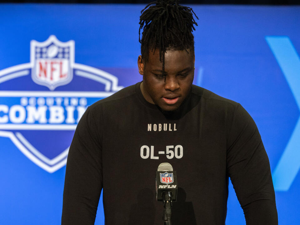 2024 NFL Draft Prospect, Georgia OT Amarius Mims officially takes top ...