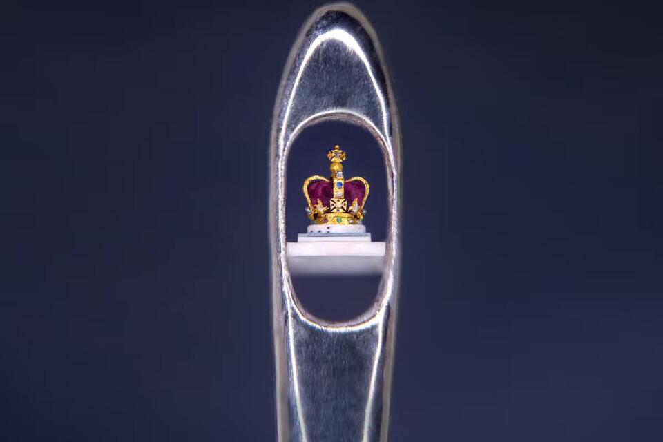 Sculptor creates tiny crown in the eye of a needle as coronation ...