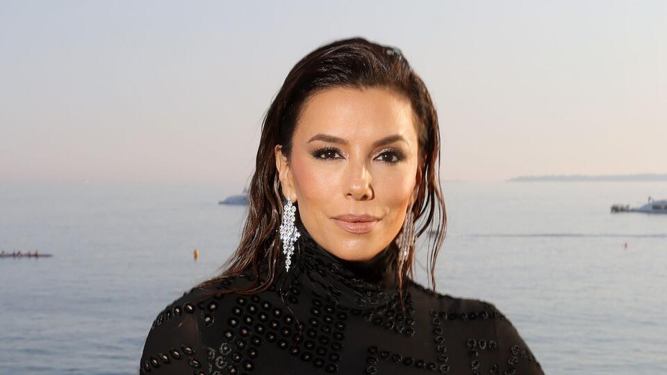 Eva Longoria's 'vibrant' living room uses a simple decorating technique ...